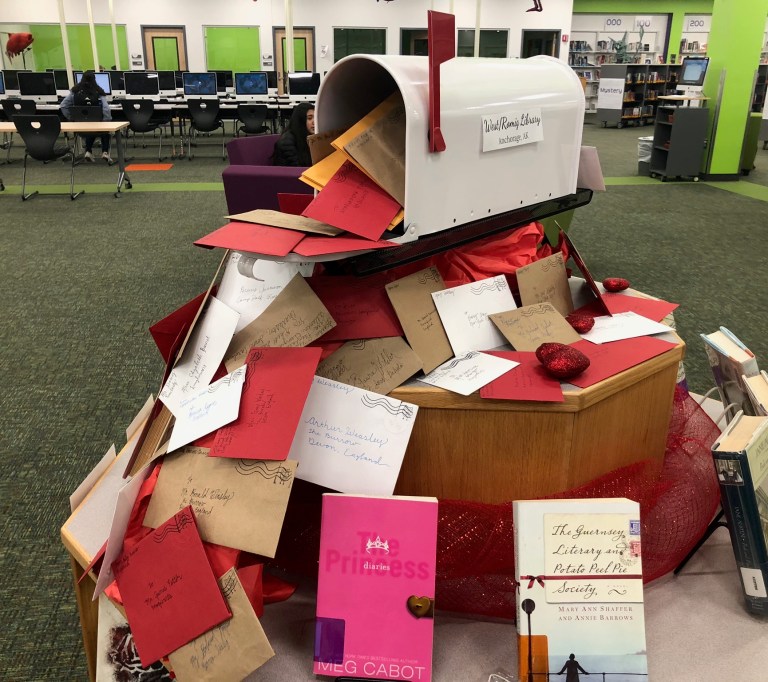 School Library Displays – Hooking Kids on Books!