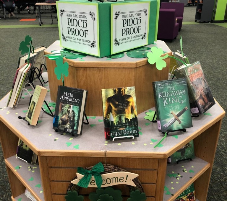 School Library Displays – Hooking Kids on Books!